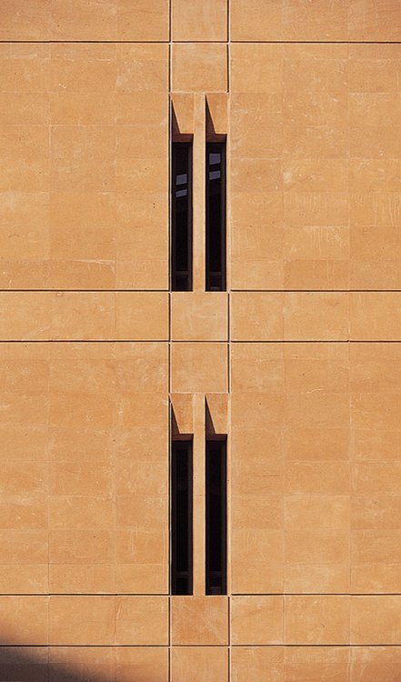Mcc Chicago Escape This Chicago Building Has Very Narrow Windows